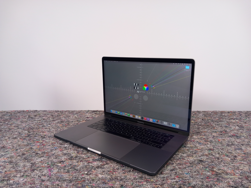 15" Apple MacBook Pro A1707 - Revolver AV